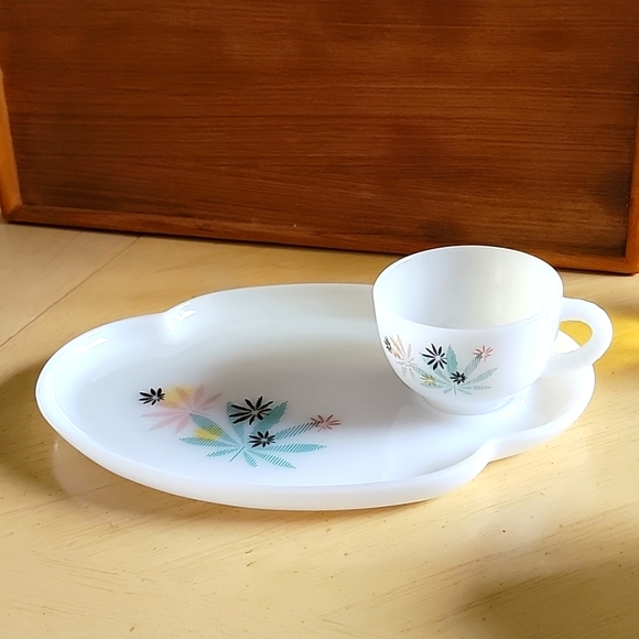 milk glass | Kitchen | 2 Sets Of Vintage Midcentury Atomic Cup And ...